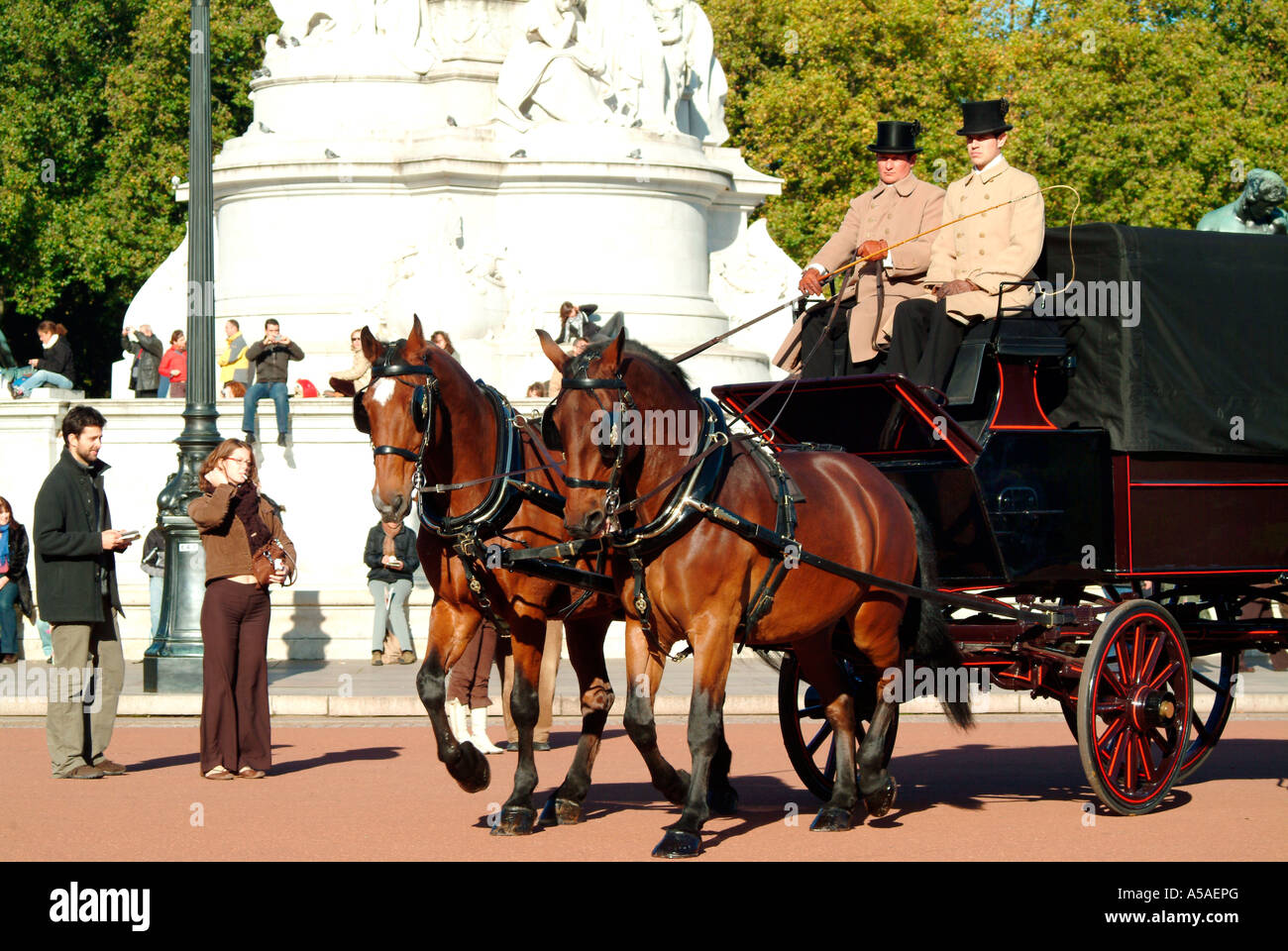 Queen red box buckingham palace hi-res stock photography and images - Alamy