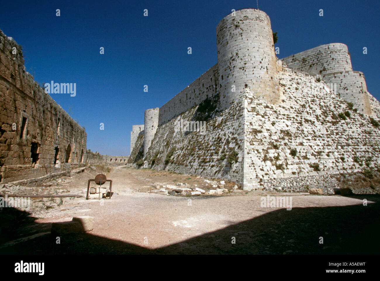 A turret and castle walls of Krak des Chevaliers castle in Syria Stock ...