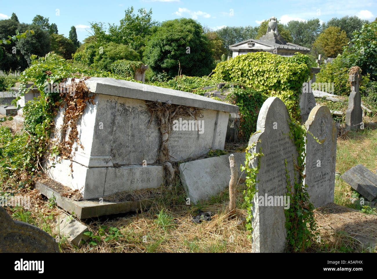 Victorian tomb in kensal green hi-res stock photography and images - Alamy