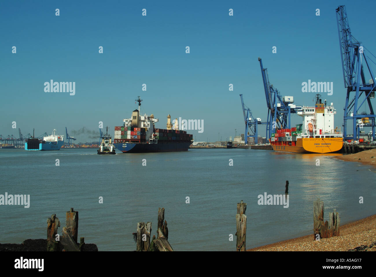 Container ships arriving uk hi-res stock photography and images - Alamy