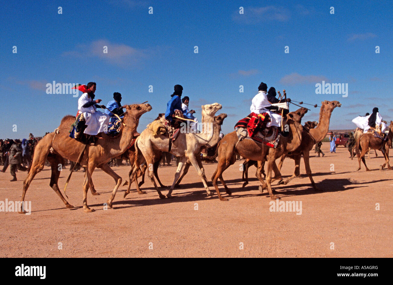 Arab men parading hi-res stock photography and images - Alamy