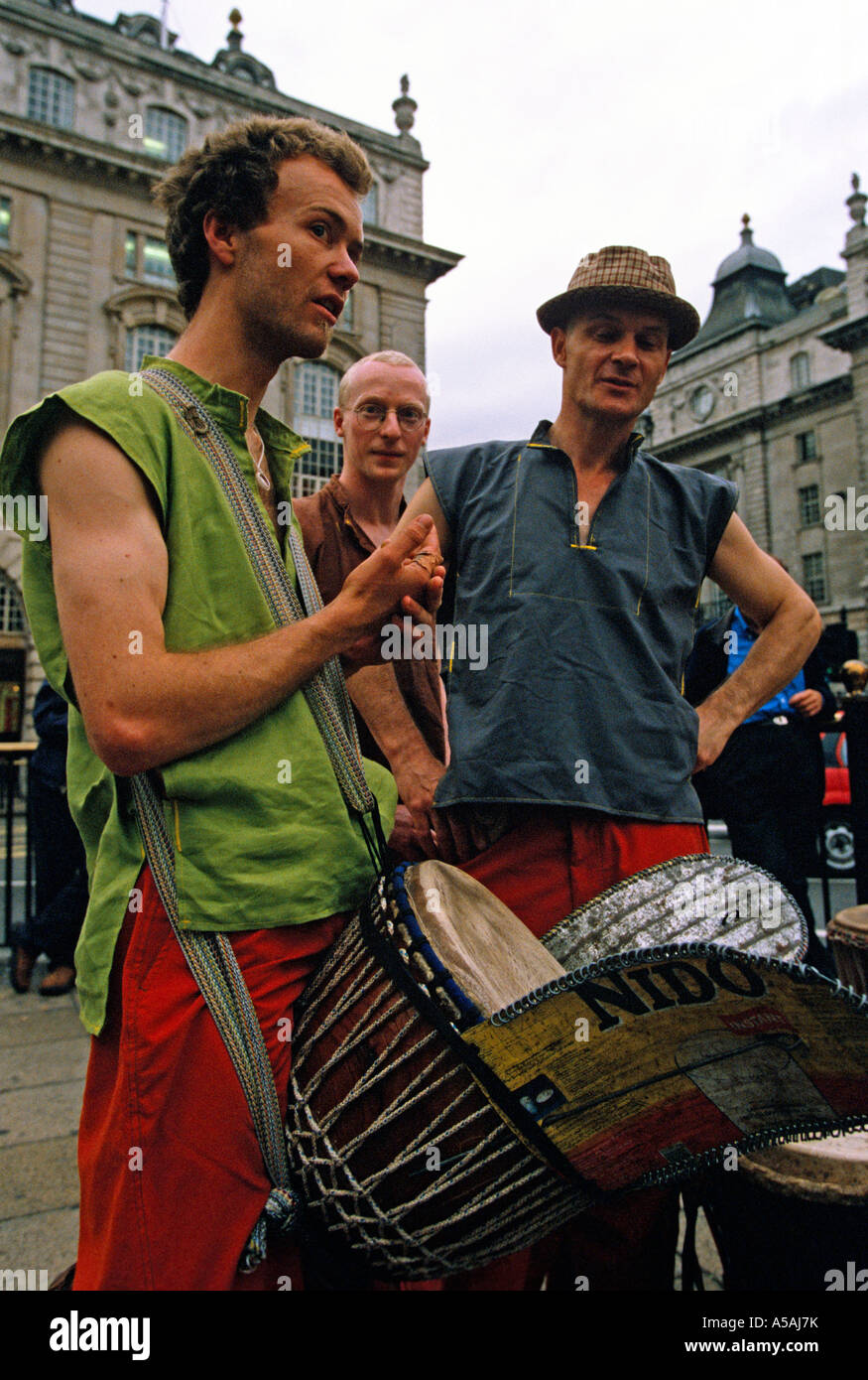 Street performers london hi-res stock photography and images - Alamy