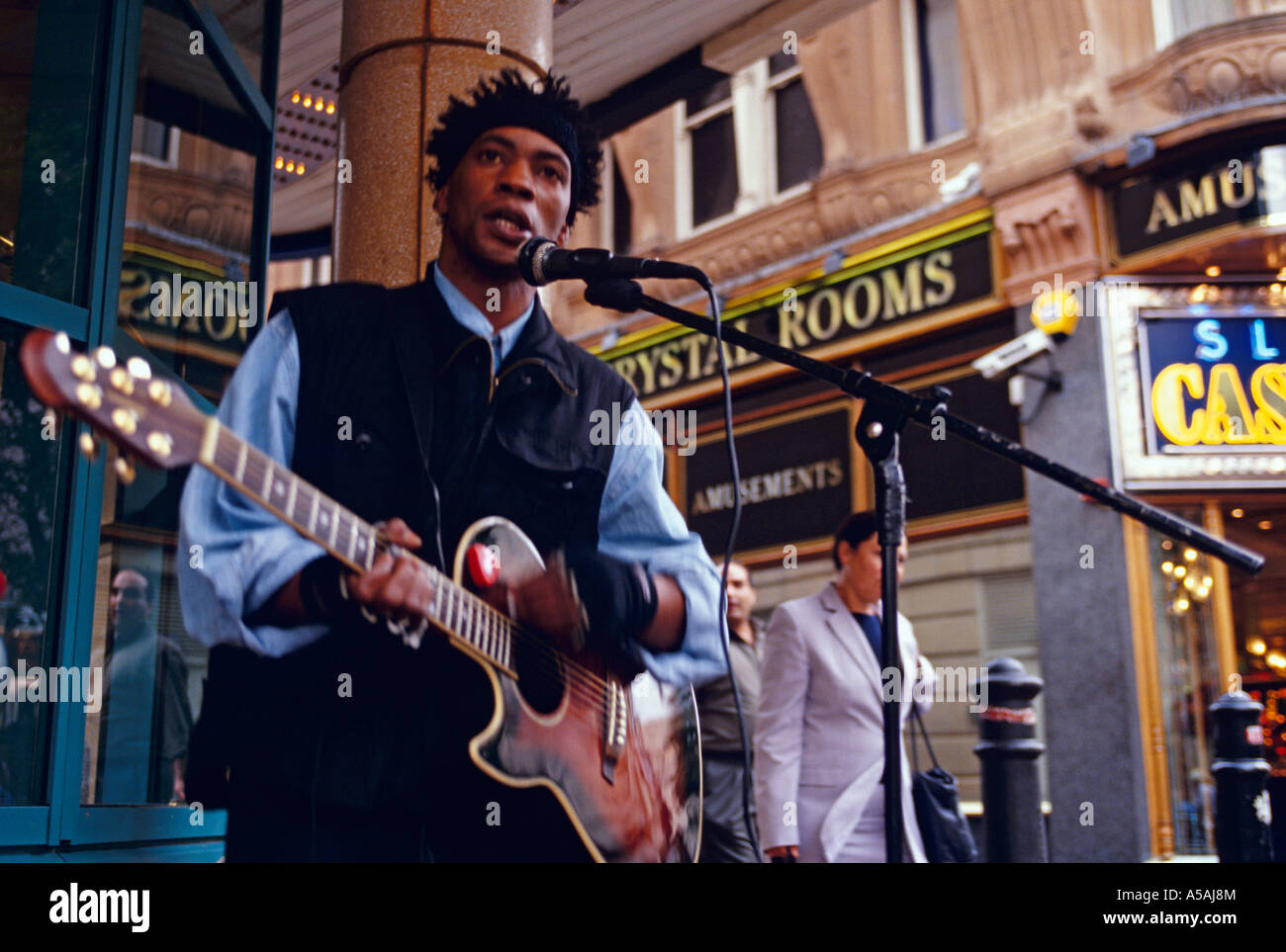 A street performer singing in London Stock Photo - Alamy