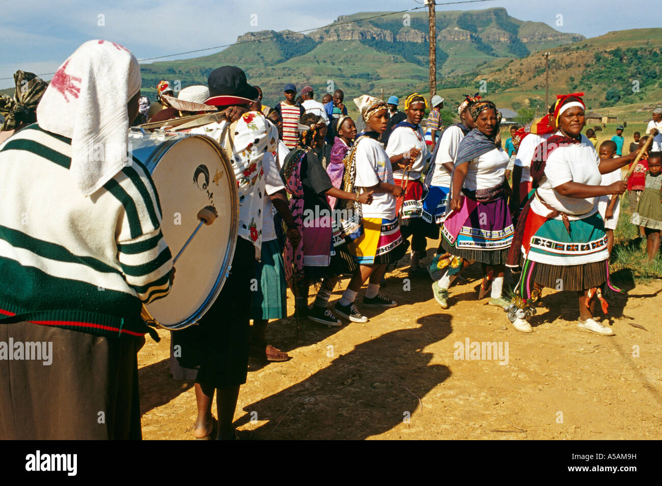Indlamu dance hi-res stock photography and images - Alamy