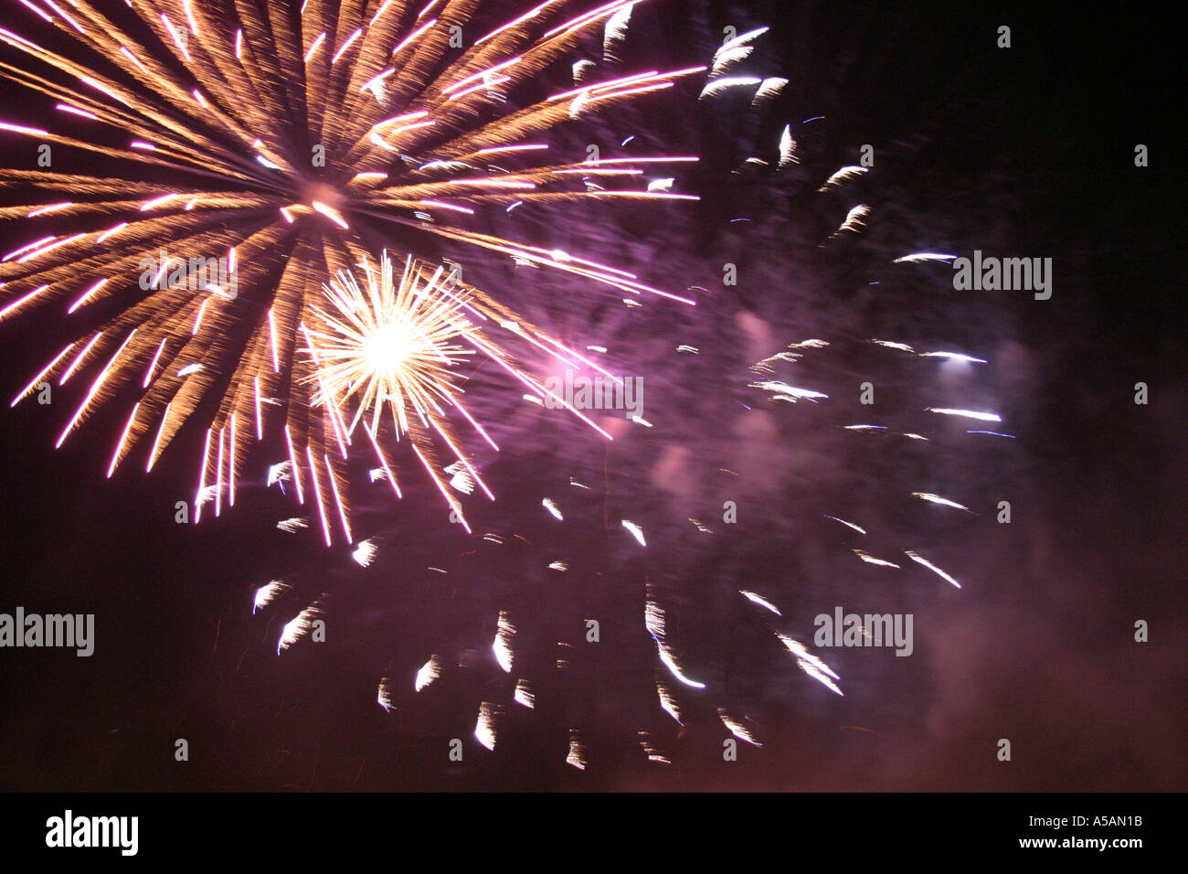 Fireworks bursting in night sky hi-res stock photography and images - Alamy