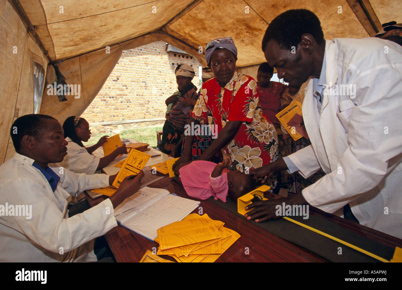 Doctors checking patients at a health care clinic in Uganda Stock Photo ...