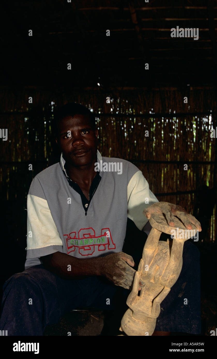 A man carving a statue in Malawi Africa Stock Photo - Alamy