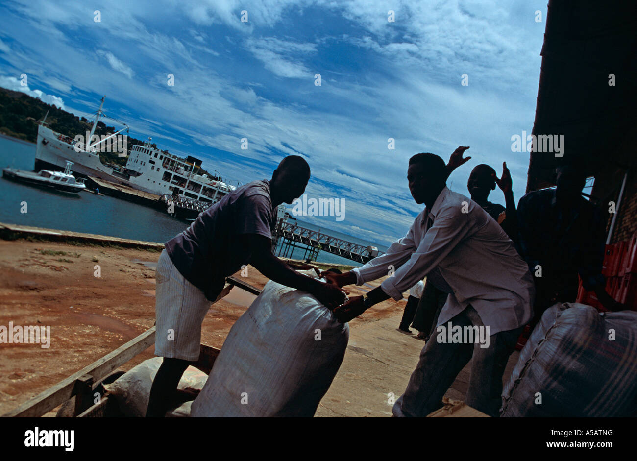Workers loading ships hi-res stock photography and images - Alamy