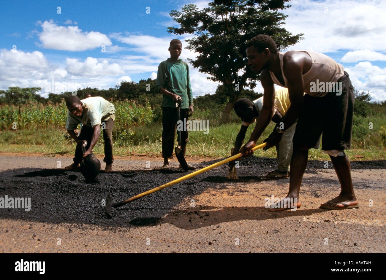 People digging the grounds Malawi Stock Photo - Alamy