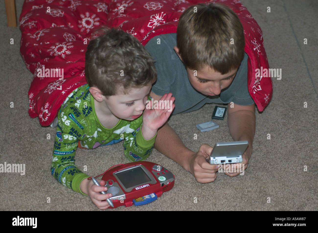 kids playing computer games Stock Photo - Alamy