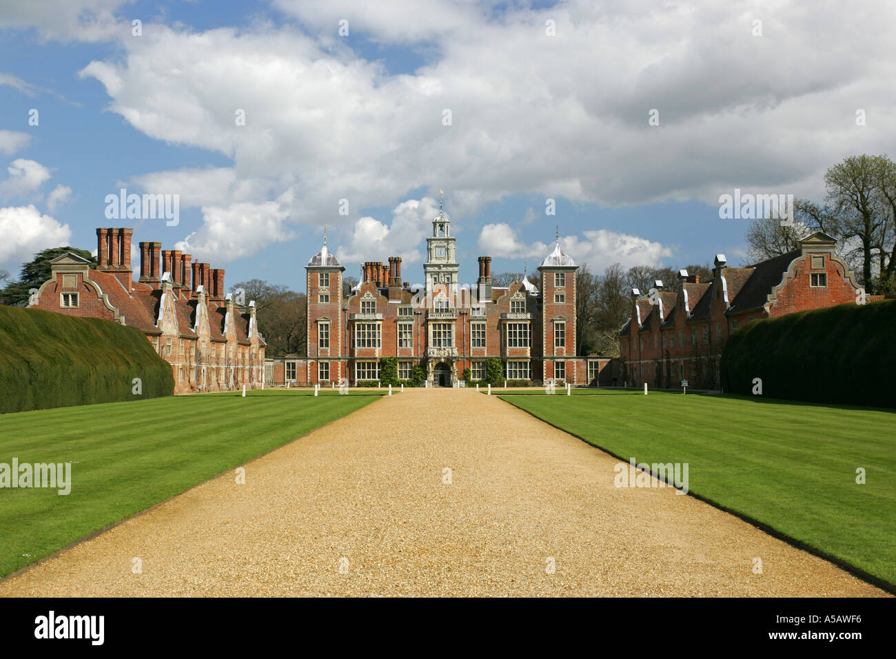 Gravel Driveway Uk High Resolution Stock Photography and Images - Alamy