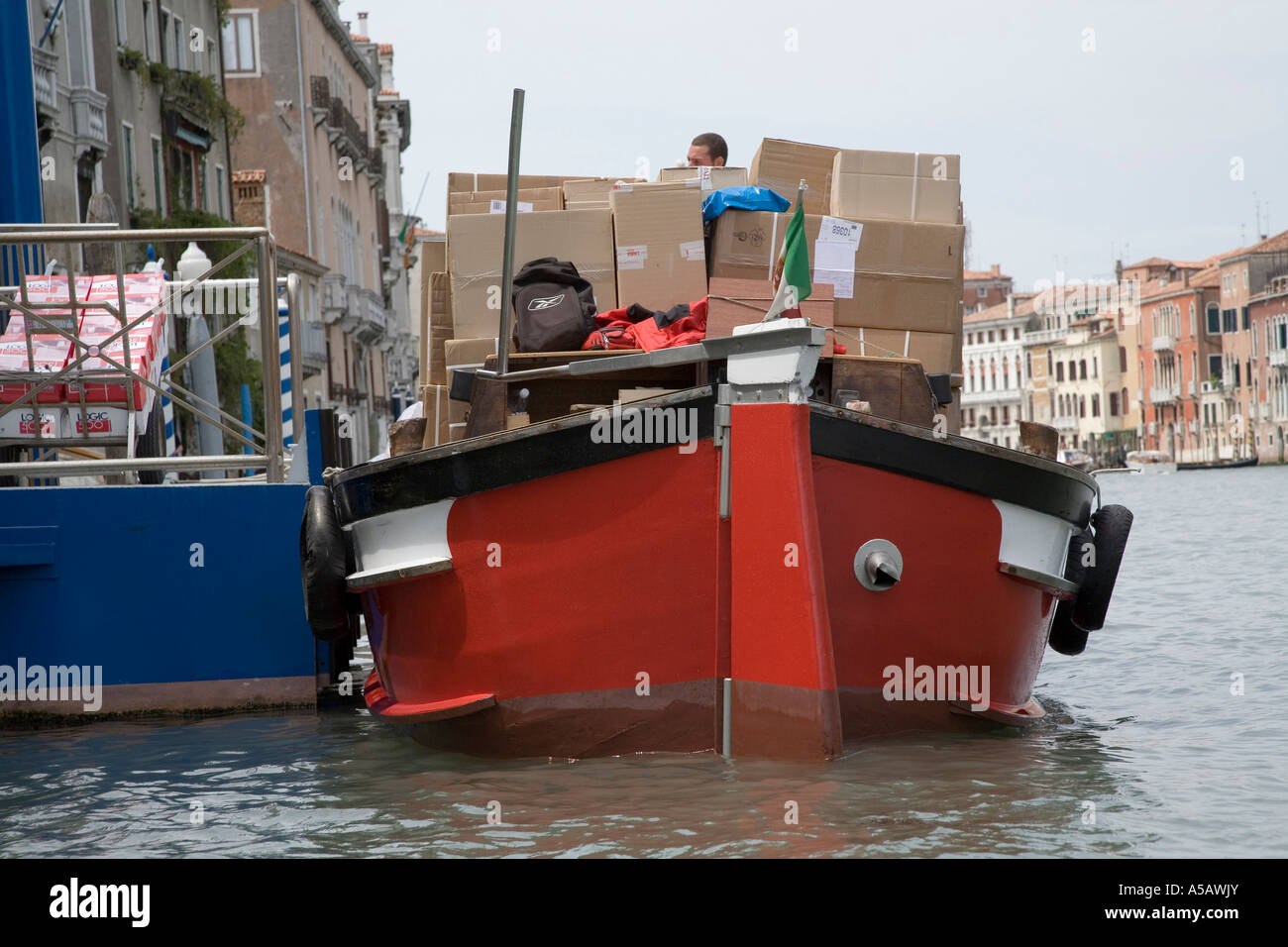 Boat delivery on the Grand canal in Venice Stock Photo - Alamy