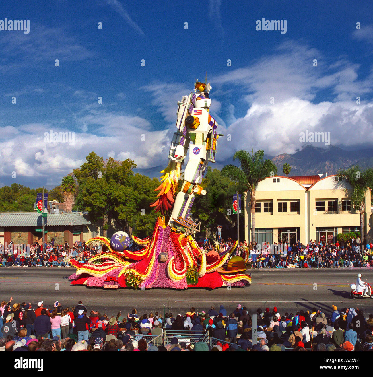 ROSE PARAade BACK OF NASA FLOAT Rose Parade 2005 Colorado Blvd Pasadena ...