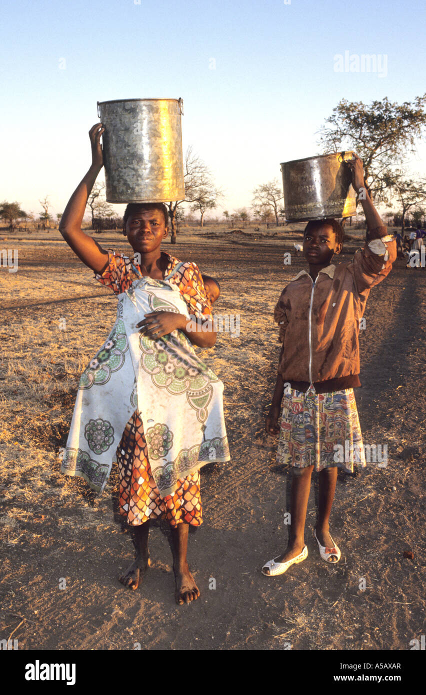 Girls carrying drinking water hi-res stock photography and images - Alamy