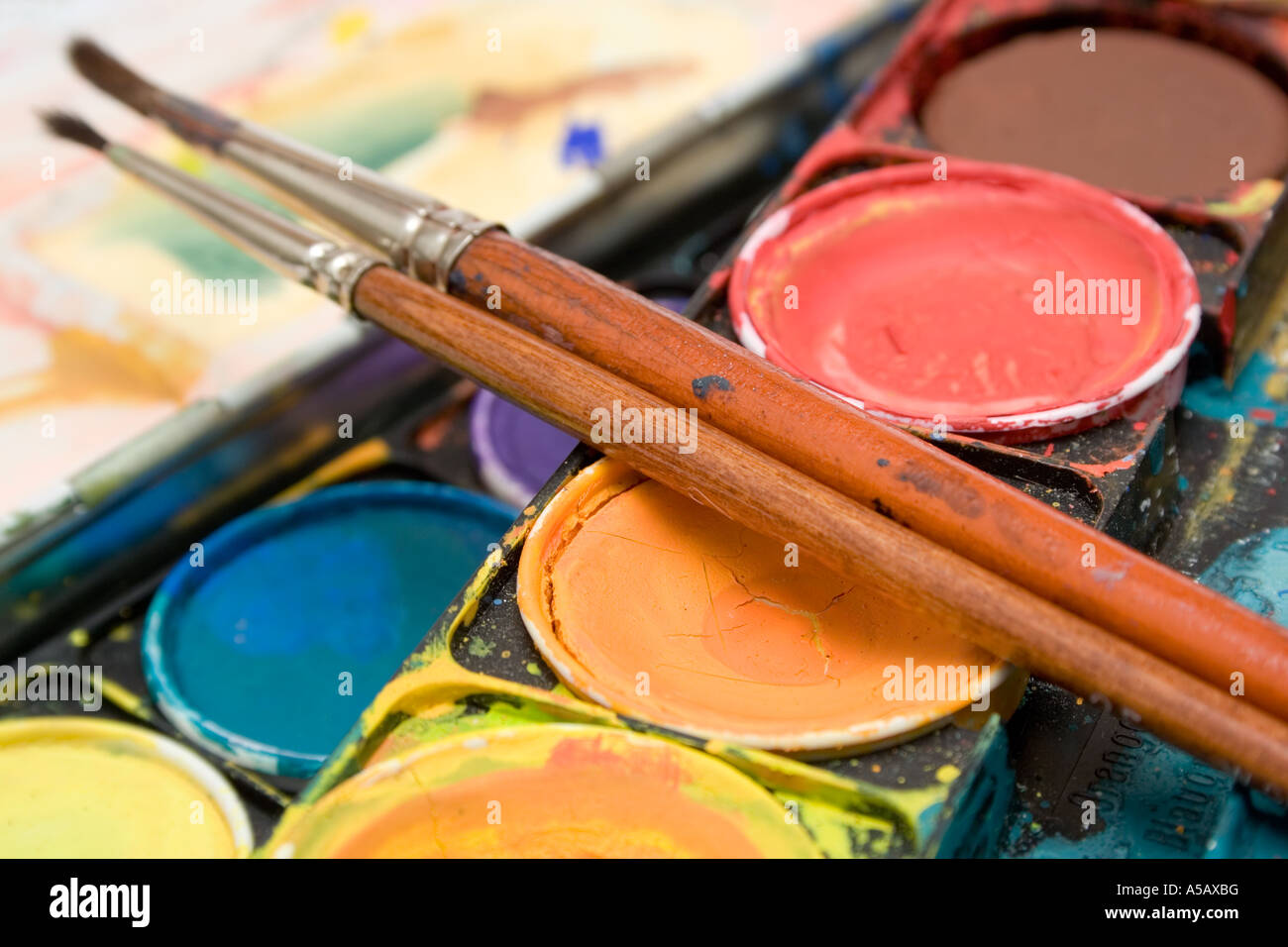 Close view on a box of watercolors and two paintbrushes Stock Photo - Alamy