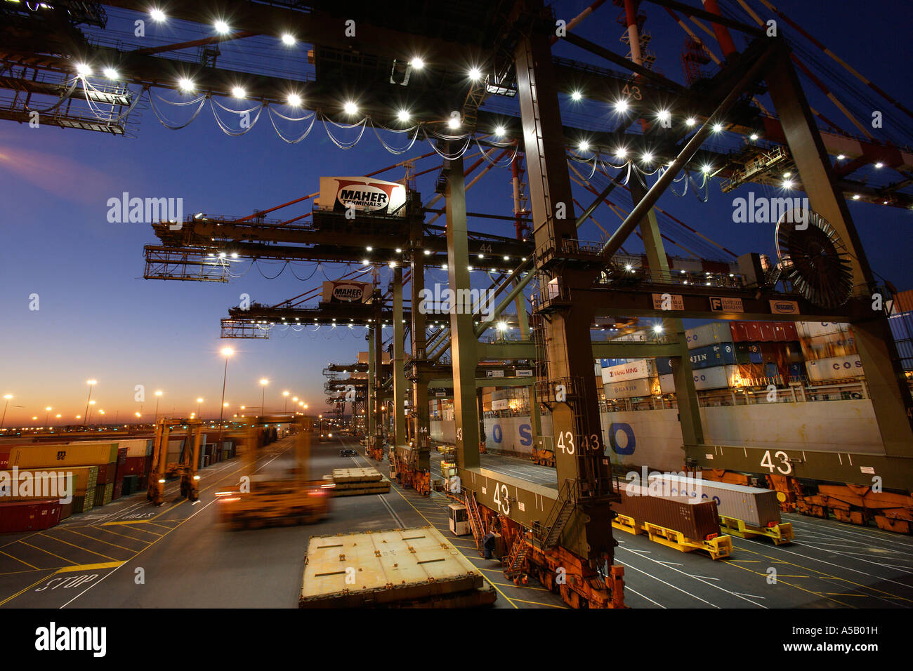 Containers ship loading hi-res stock photography and images - Alamy