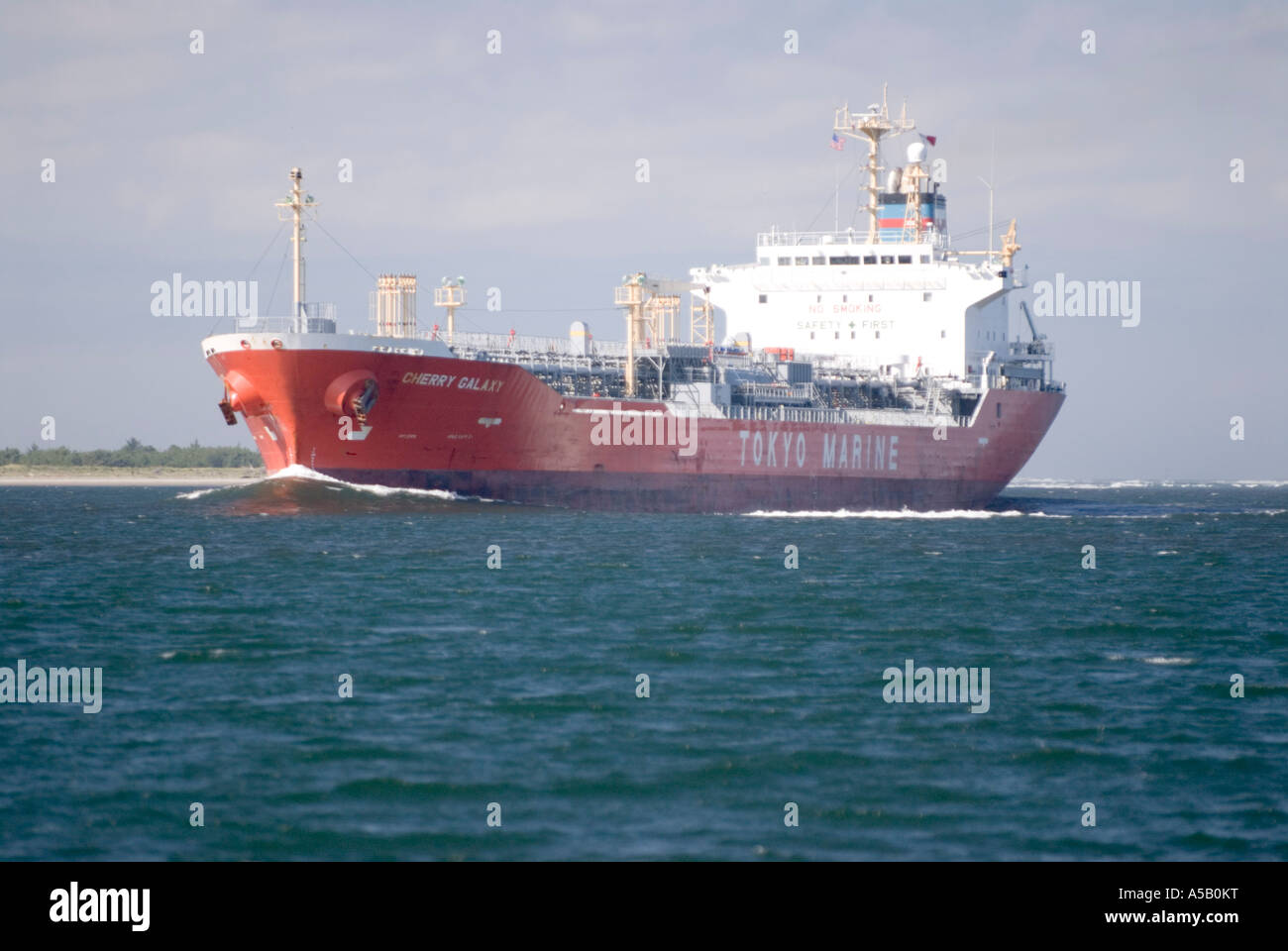 Ship mouth columbia river astoria hi-res stock photography and images ...