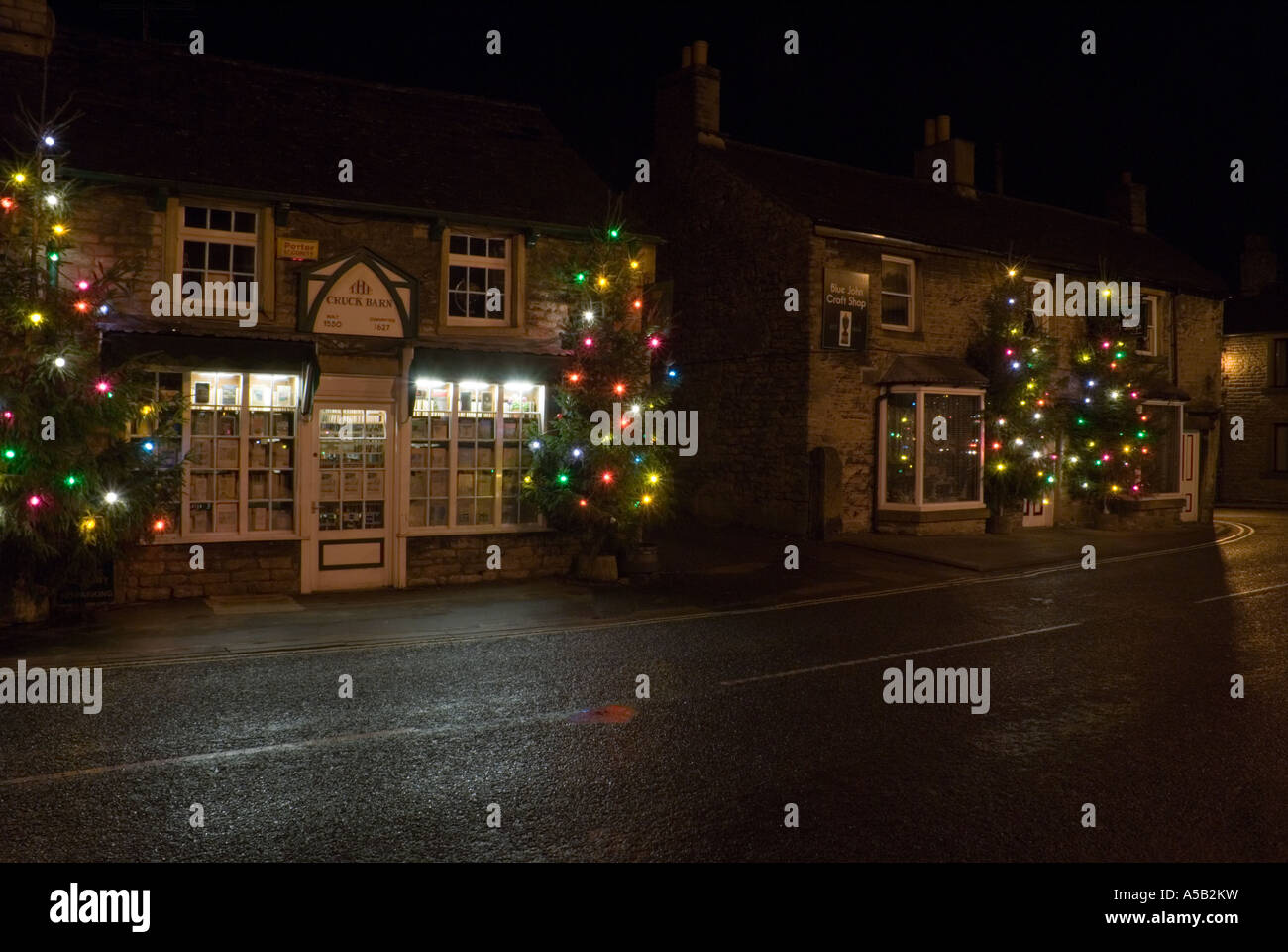 Castleton peak district christmas hi-res stock photography and images ...