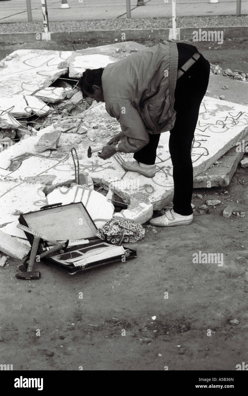 Fall of berlin wall 1989 soldier hi-res stock photography and images ...
