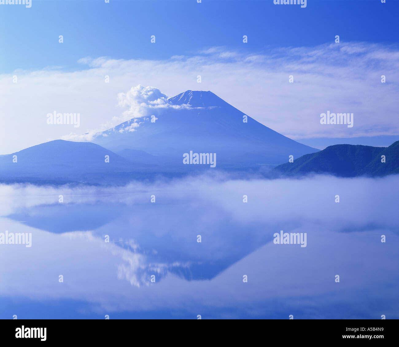 Mt Fuji surrounded by fog Stock Photo - Alamy