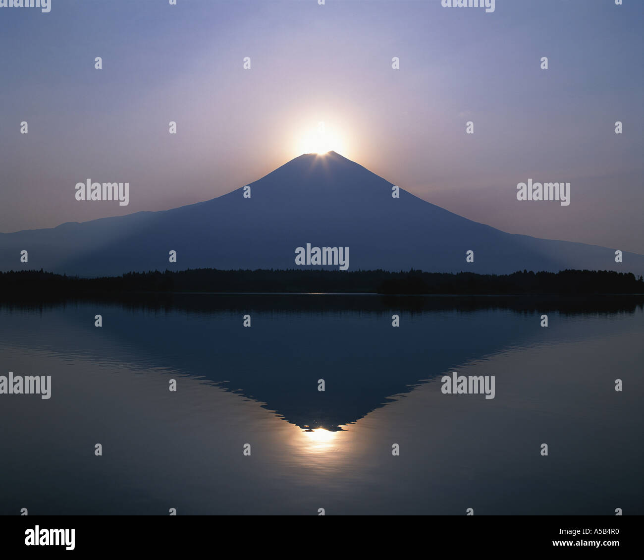 Sunlight behind Mt Fuji Stock Photo - Alamy