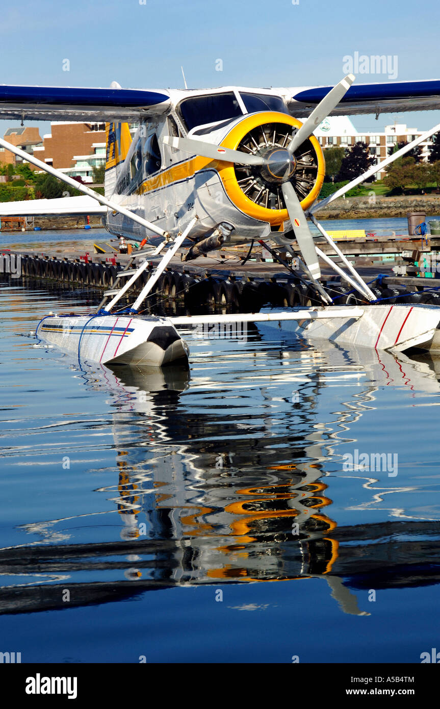 Float plane sitting in water next to dock Stock Photo - Alamy