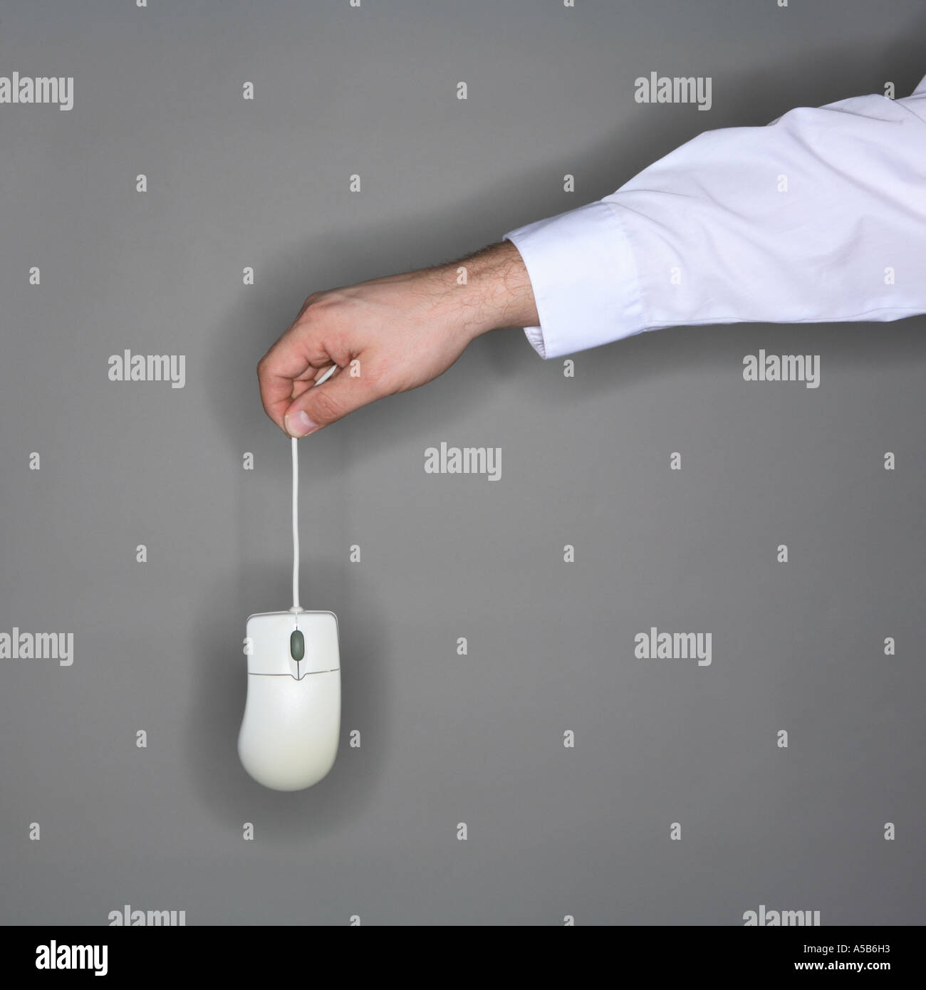 hand holding computer mouse Stock Photo - Alamy