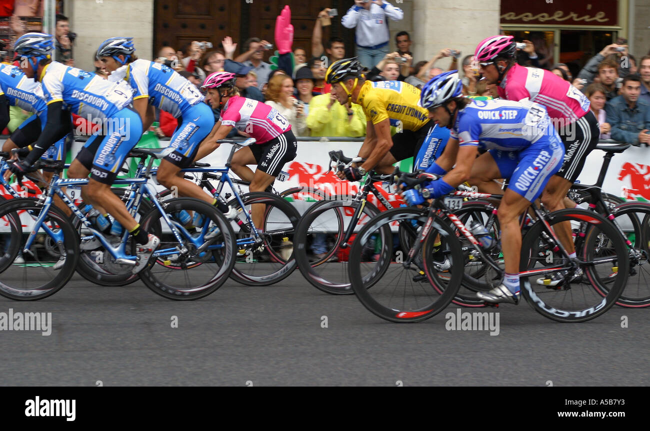 Lance armstrong france cycling tour hi-res stock photography and images ...