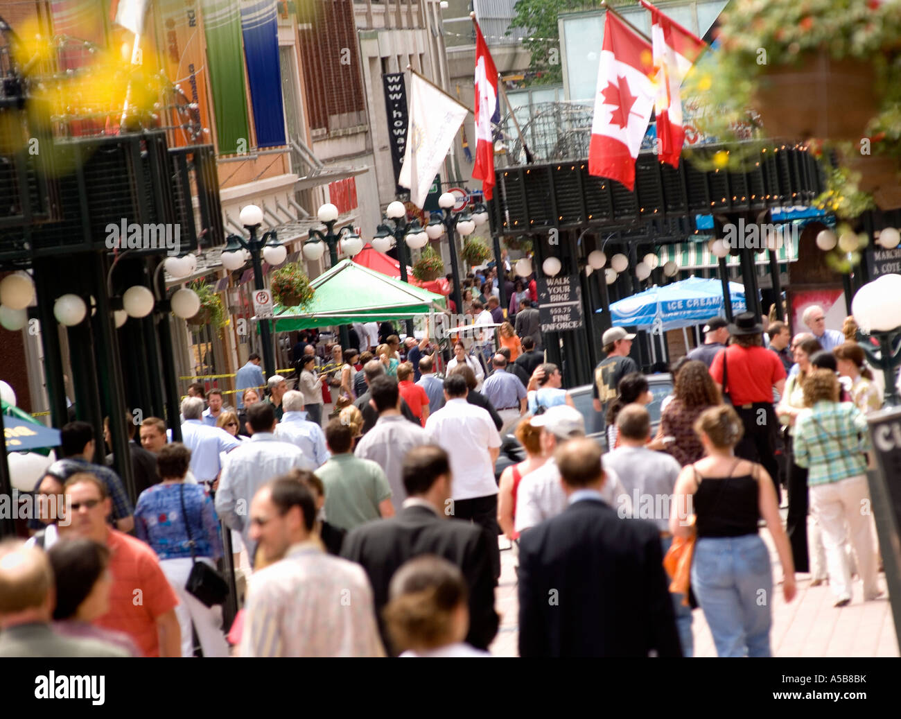 Crowded downtown sidewalk in the summer Stock Photo - Alamy