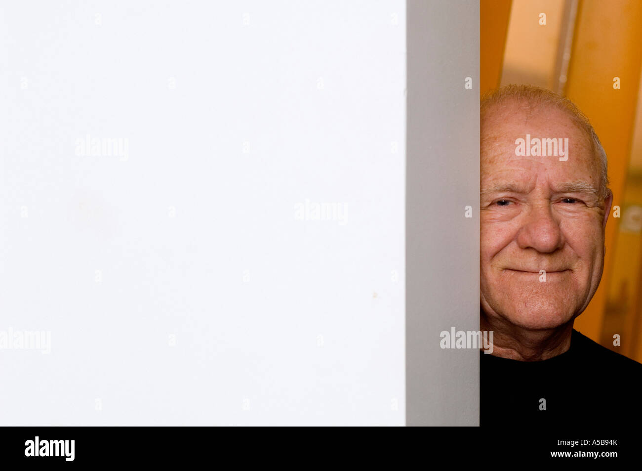 Peeking around corner hi-res stock photography and images - Alamy