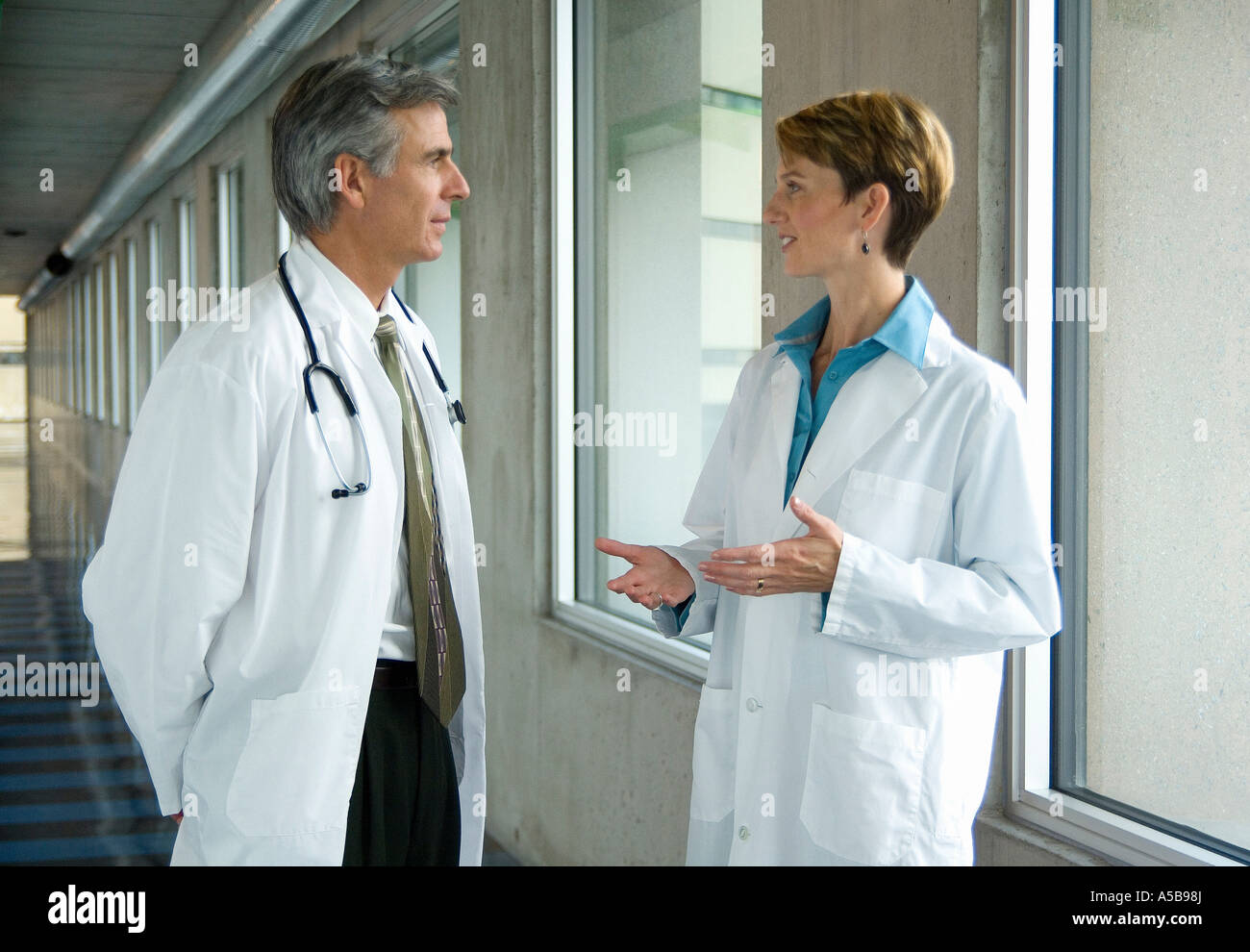 Physicians discussion hi-res stock photography and images - Alamy
