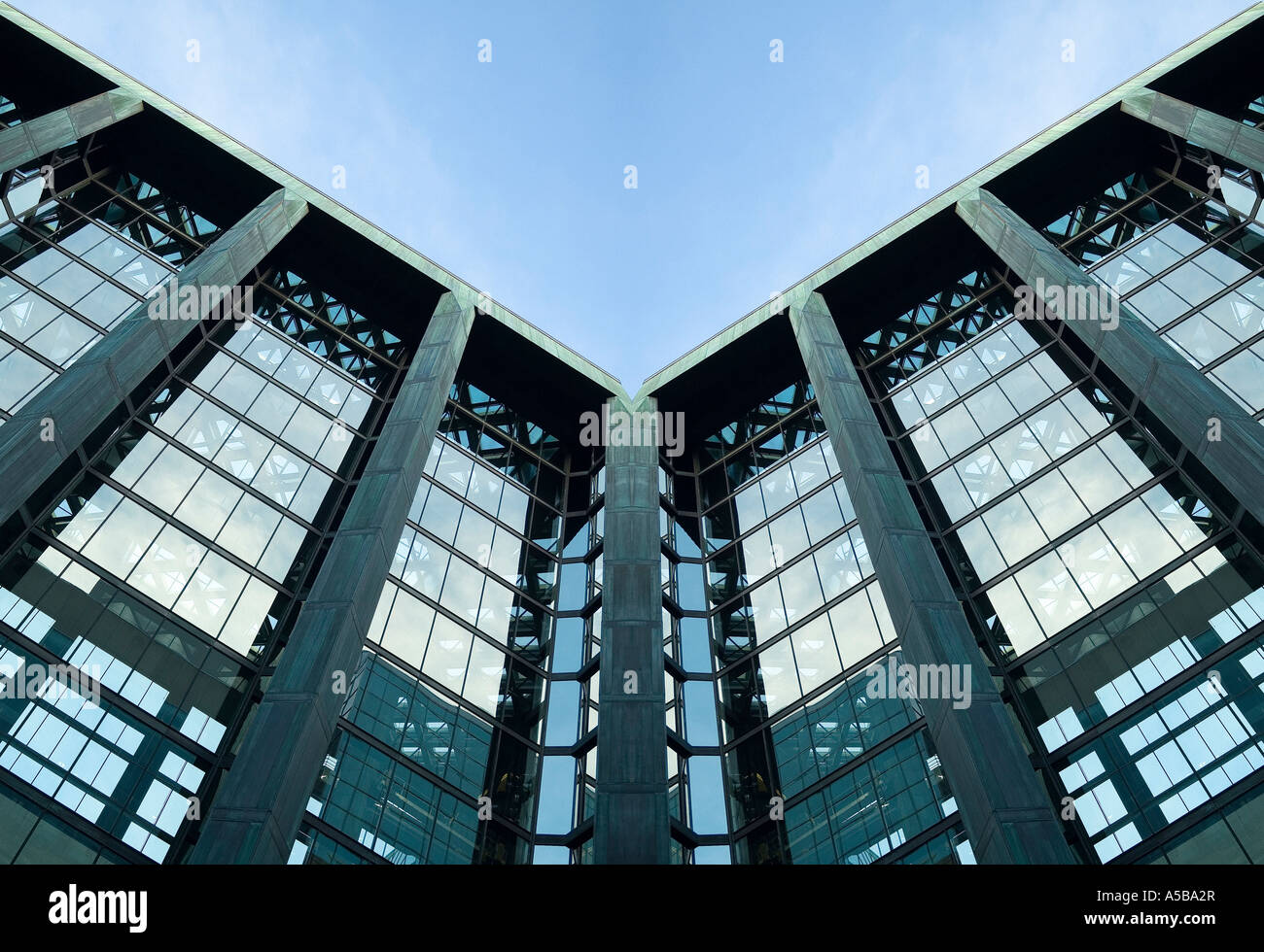 Converging architectural structure Stock Photo - Alamy