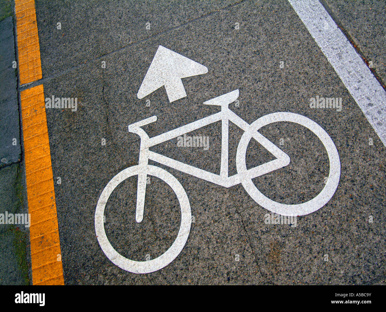 Cyclists pathway sign Stock Photo - Alamy
