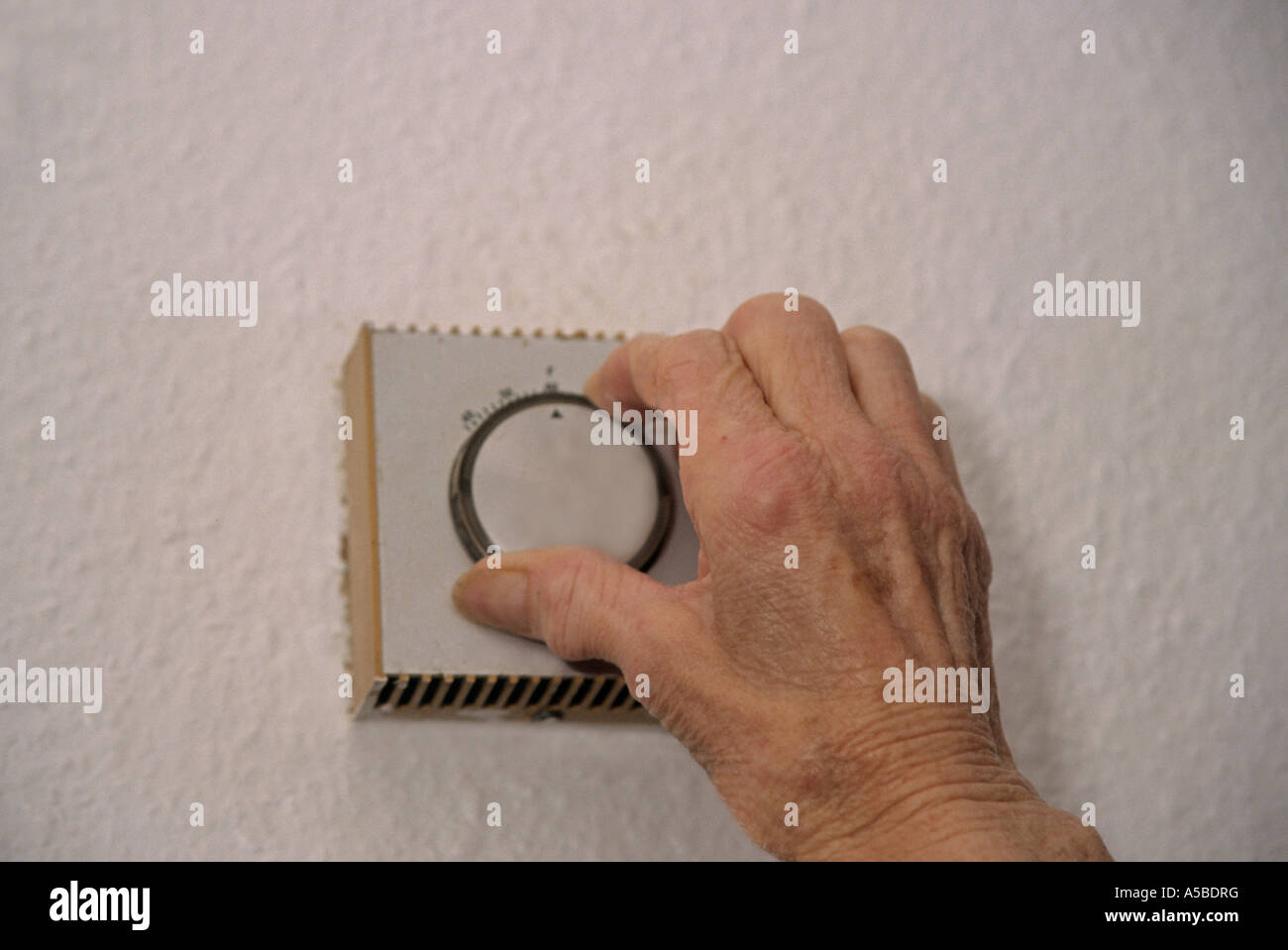 energy efficiency lowering the thermostat on the central heating ...