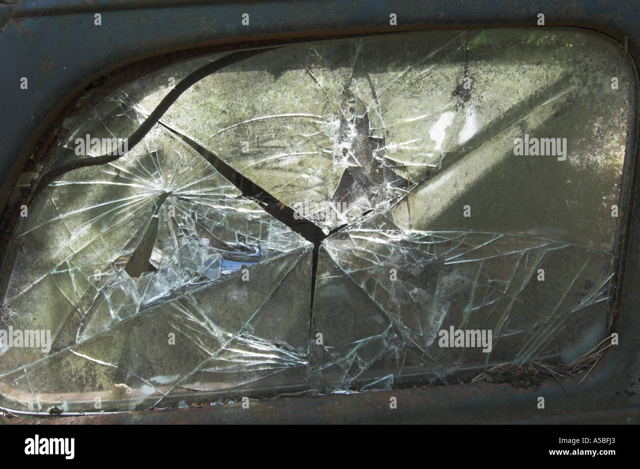 Broken window on a abandoned car Stock Photo - Alamy