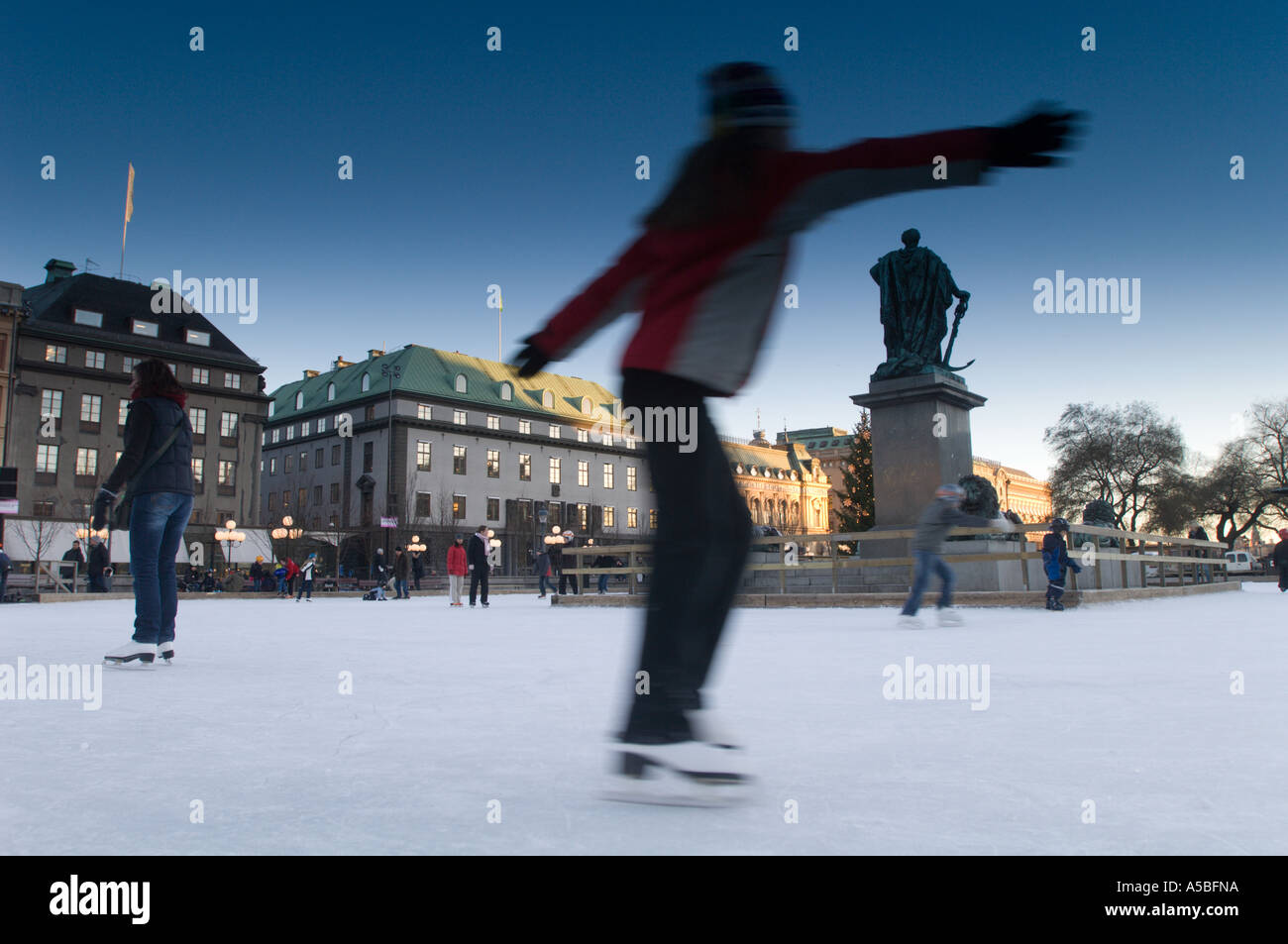 Public ice skating hi-res stock photography and images - Alamy