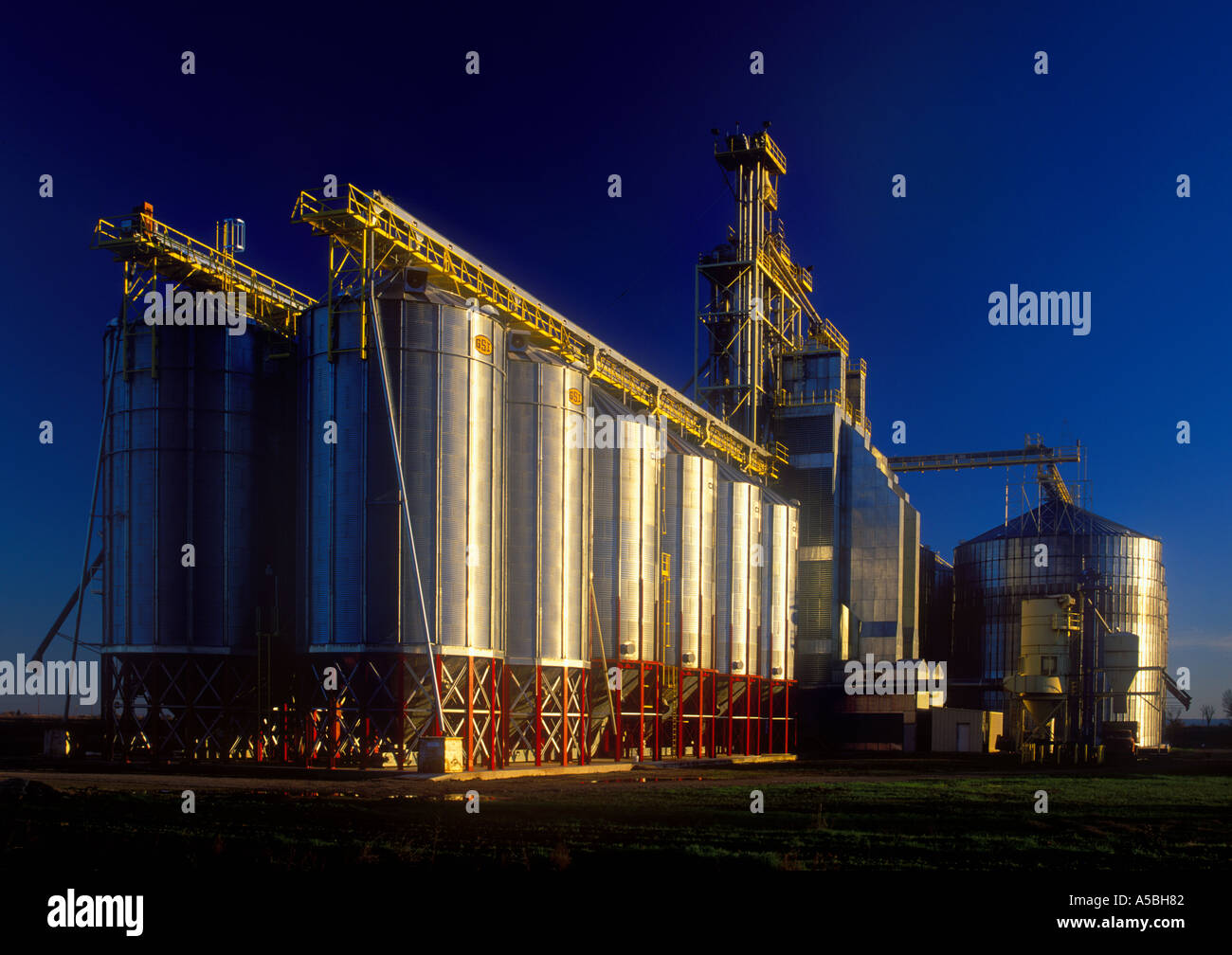 Rice silos hi-res stock photography and images - Alamy