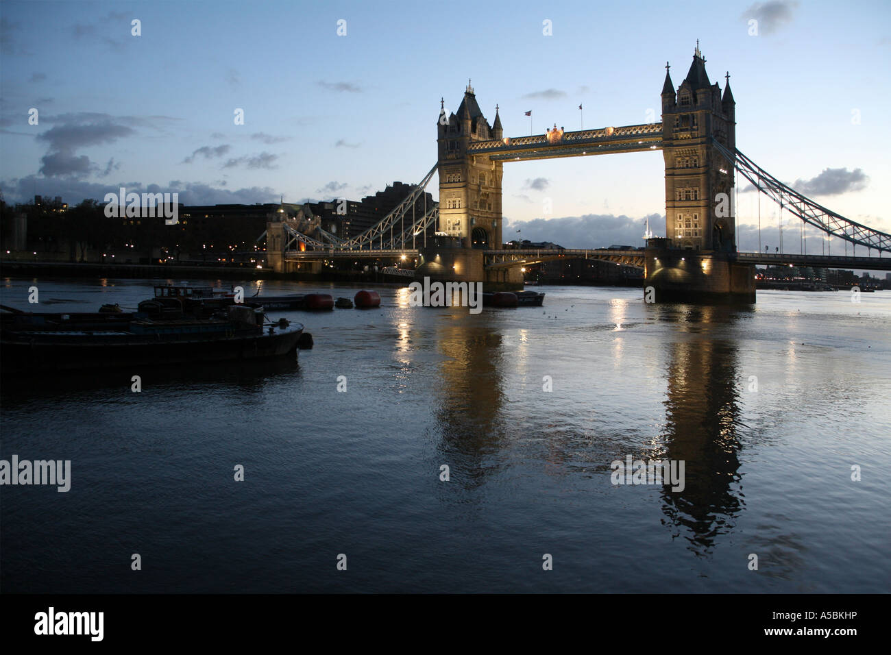 Tower bridge dawn london hi-res stock photography and images - Alamy