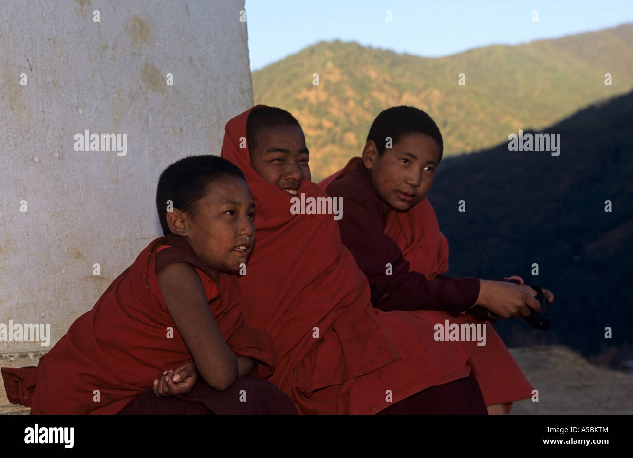 Buddhist monks sitting outside hi-res stock photography and images - Alamy