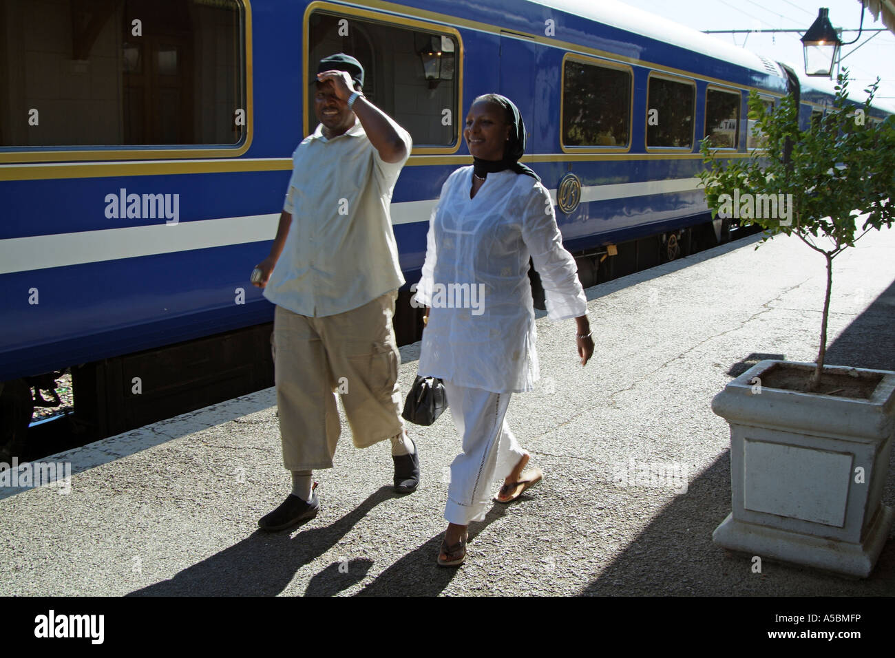 The Blue Train and passengers arrive. South Africa RSA Stock Photo - Alamy