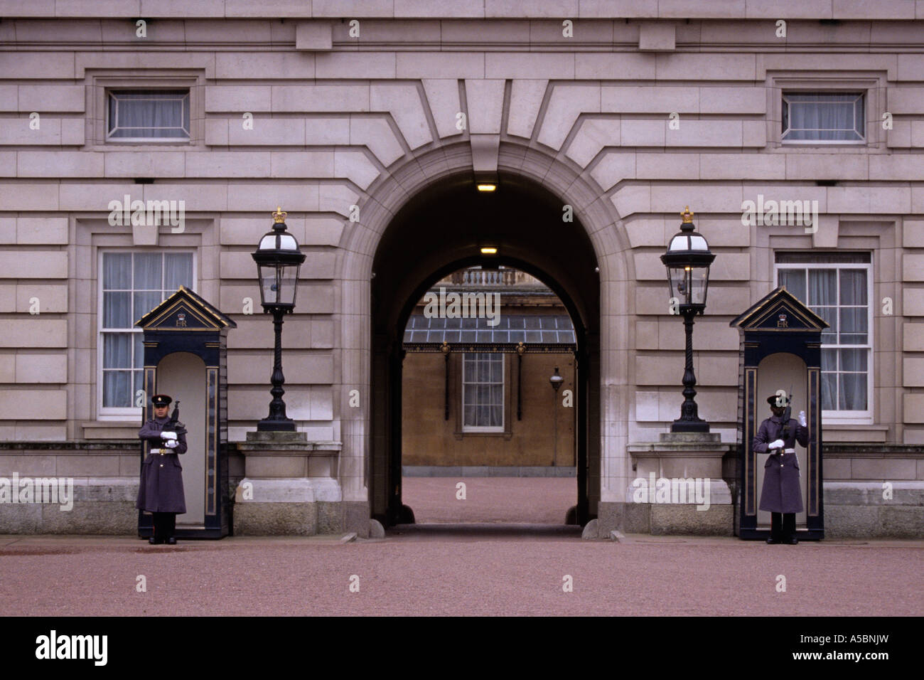 Two guards buckingham palace hi-res stock photography and images - Alamy