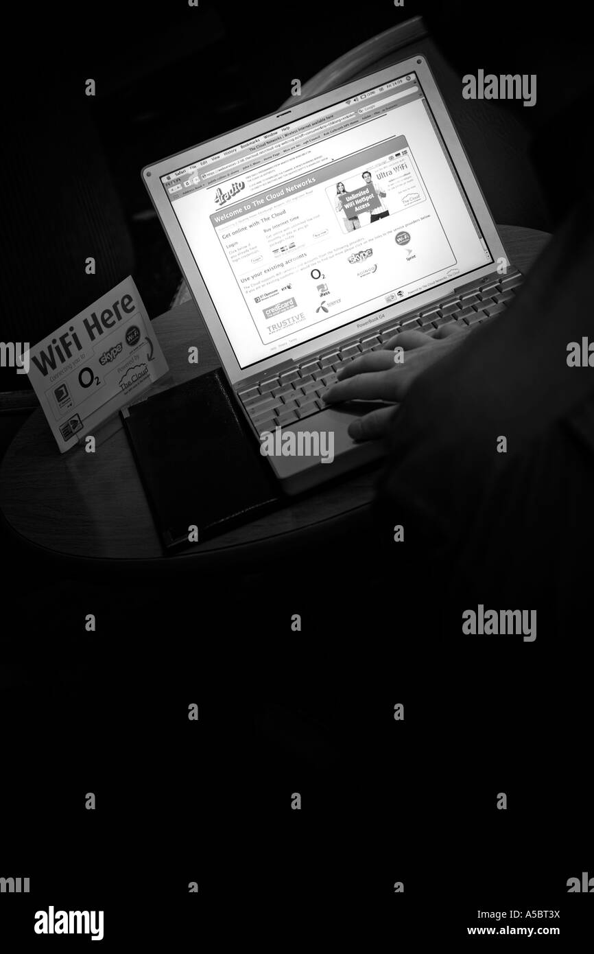 PERSON WITH LAPTOP AT WIFI HOTSPOT Stock Photo - Alamy