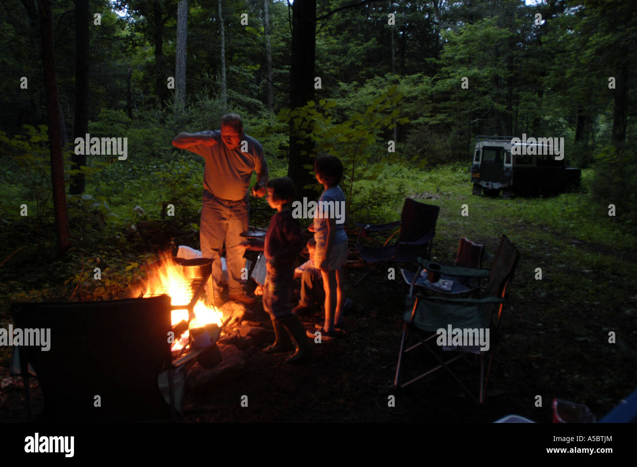 Family around fire hi-res stock photography and images - Alamy