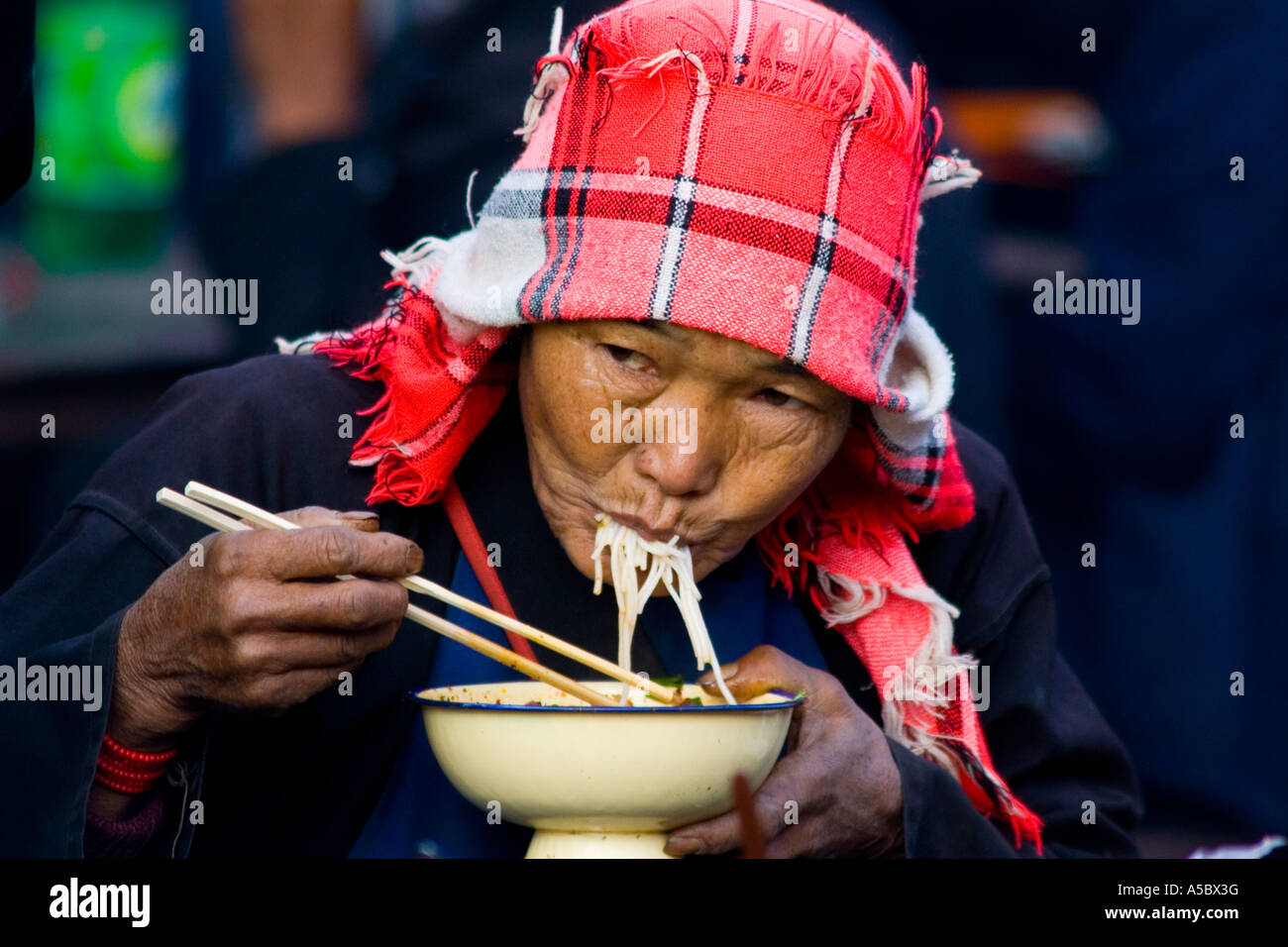 China eating noodles hi-res stock photography and images - Alamy