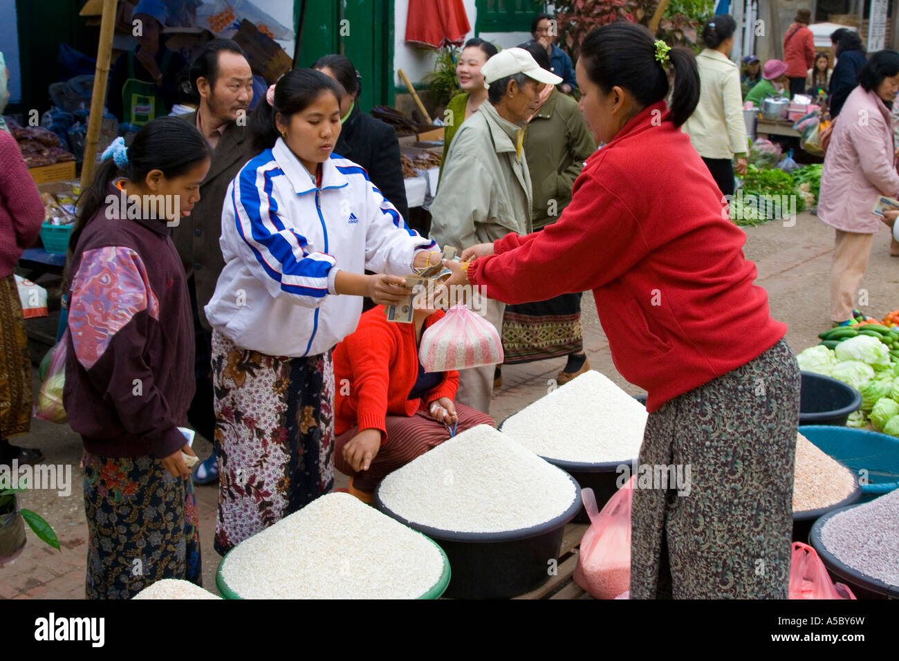 Lao rice traditional market hi-res stock photography and images - Alamy