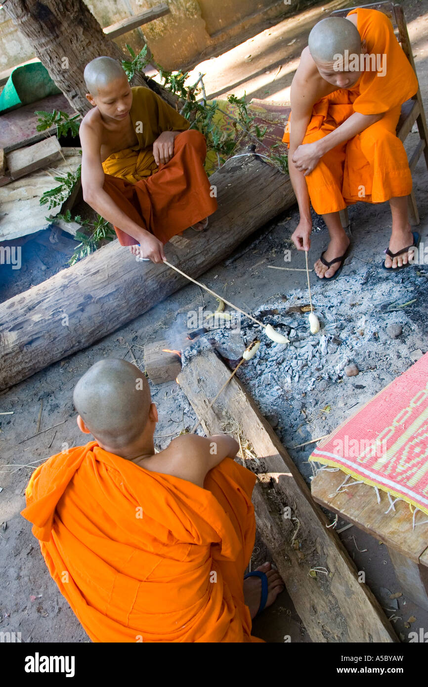 Novice monks eating hi-res stock photography and images - Alamy