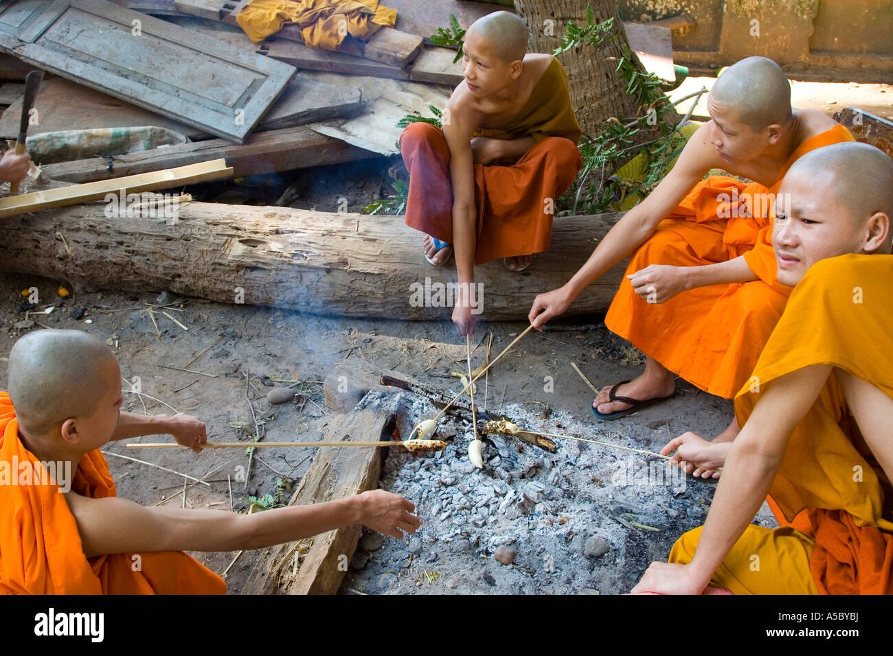 Novice monk by fire hi-res stock photography and images - Alamy