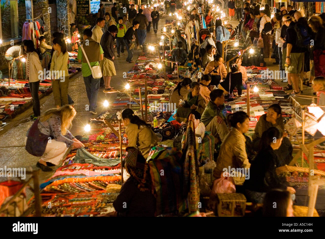 Shopping in handicraft night market hi-res stock photography and images ...
