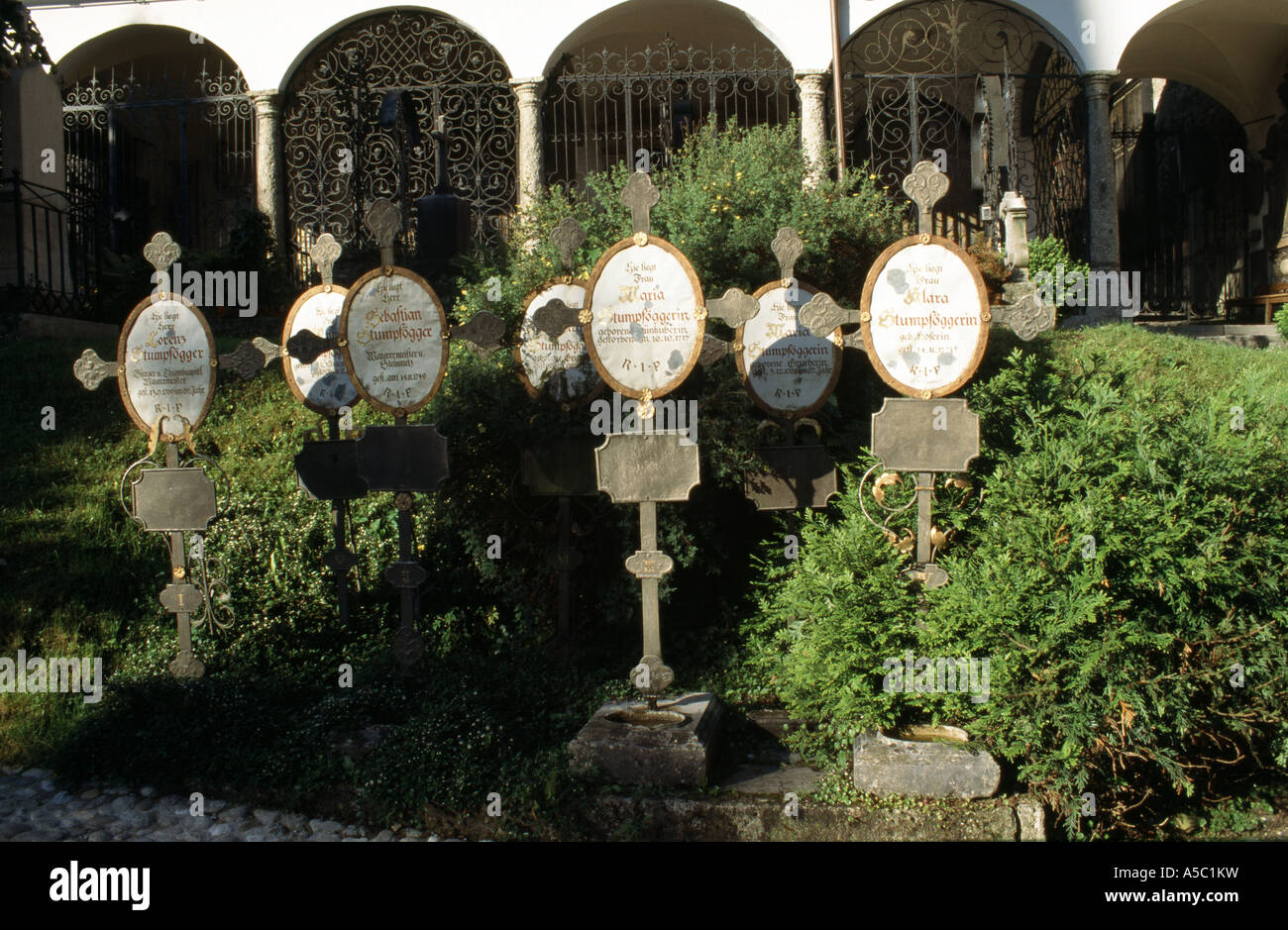 Salzburg, Peterskirchhof, Grabkreuze Stock Photo - Alamy