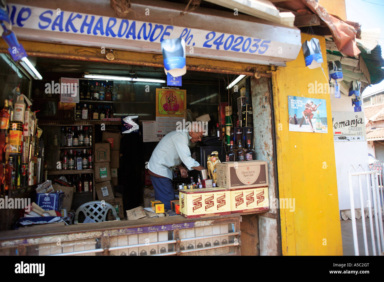 India alcohol road hi-res stock photography and images - Alamy